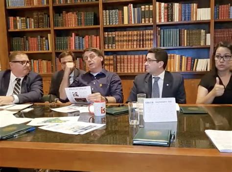 YouTube remove 4 vídeos de Bolsonaro por causa de desinformação sobre covid
