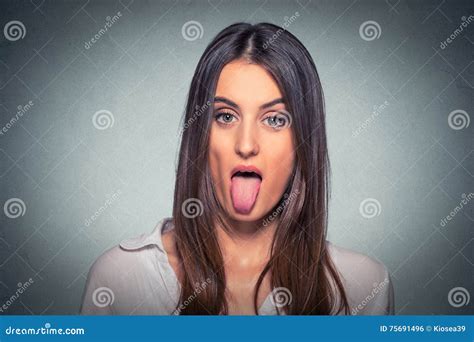 Bedrijfsvrouw Die Uit Haar Tong Plakken Stock Foto Image Of Carrière