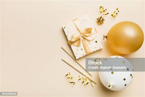 화려한 풍선 선물과 색종이휴일 배경 플랫 레이 스타일 카피 공간이 있는 생일 또는 파티 인사말 카드 1위에 대한 스톡 사진 및