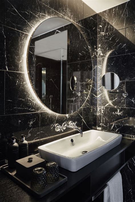 Baño De Lujo Con Paredes De Mármol Negro Y Lavabo Blanco Idée Pour