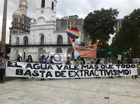 Mãe da Praça de Maio Nora Cortiñas comemora seu aniversário de 92 anos gritando Fora FMI