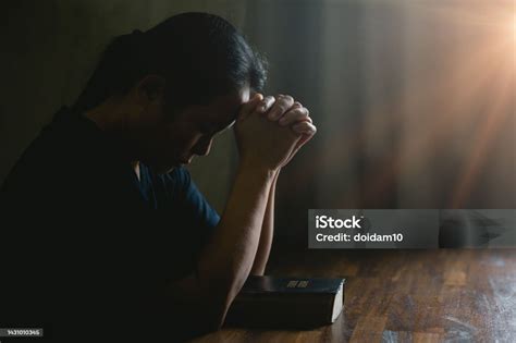 기도하는 사람은 검은 배경에 손을 댄다 기독교 카톨릭 여성은 교회에서 어둠 속에서 하나님께 기도하고 있습니다 소녀는 예수 그리스도를 믿고 믿습니다 그리스도 종교와 기독교는