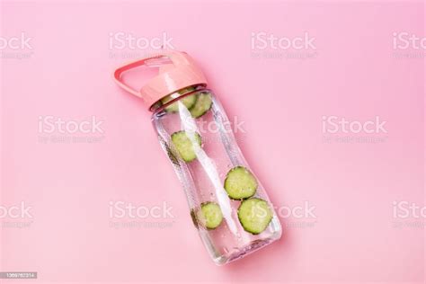 오이 핑크 배경의 컷 조각과 스포츠 병에 오이 주입 물 효소워터에 대한 스톡 사진 및 기타 이미지 효소워터 병 과일