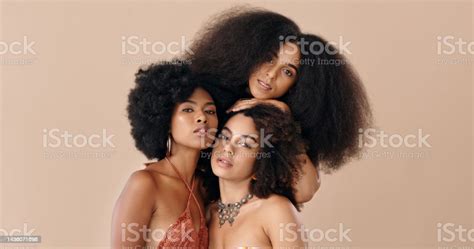 아름다움 패션 및 다양성 함께 아프리카를 가진 흑인 여성 곱슬 머리 스타일을 가진 모델 소녀 친구 권한 부여와 매력 아름다운