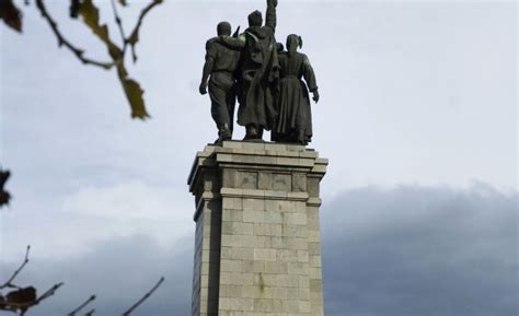 МВР ще охранява денонощно Паметника на Съветската армия Cross Bg
