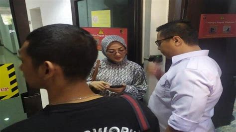 BREAKING NEWS Selebgram Yoan Sandradyta Datangi Polda Sumsel Buntut Viral Dukung Bakar Lahan