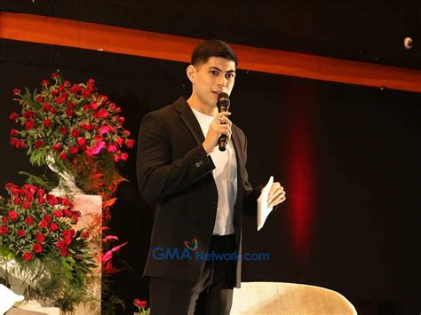 Alden Richards At Julia Montes Movie Na Five Break Ups And A Romance