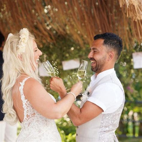 Real Bride Ursula Lace And Favour