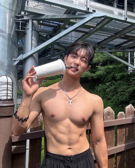 강한 새해복 많이 받으세요😁 설 기념 한 번 웃어봤어요 😅 가족과 행복한 하루 보내시길 바랍니다🥰 설 명절 새해복많이