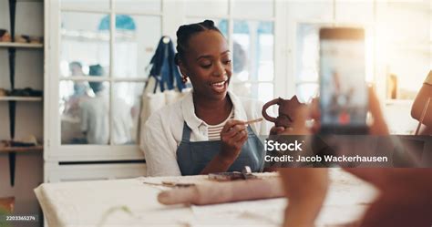 점토 스튜디오의 여성 브이로그 및 도자기 비디오 수제 도자기 디자인을 위한 작업장 및 예술 과정 소셜 미디어를 통한 공예 취미 및 예술가 예술 작품 조각을위한 창의적인