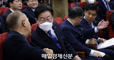 이재명 ‘비명계 모임 참석해 축사내부총질 막고 단일대오 정비