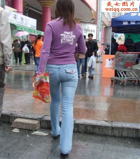 街拍紧身兰色牛仔裤熟妇好性感啊 美女MM 街拍第一站