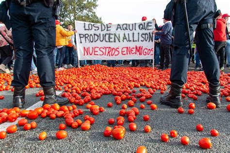 Las Protestas De Agricultores Cortan El Acceso Al Puerto De Motril