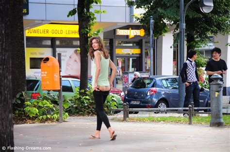 Mooning In The City Rflashinggirls