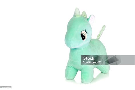 텍스트에 대한 공간 배경흰색 배경에 고립 된 보라색 말 인형의 이미지입니다 유니콘에 대한 스톡 사진 및 기타 이미지 유니콘