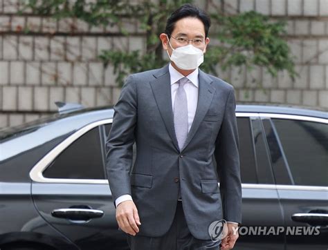 법정 출석하는 이재용 회장 연합뉴스