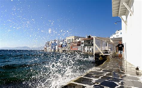 Στο αγκυροβόλιο Μυκόνου κατέπλευσαν φορτηγά πλοία που συγκρούστηκαν το