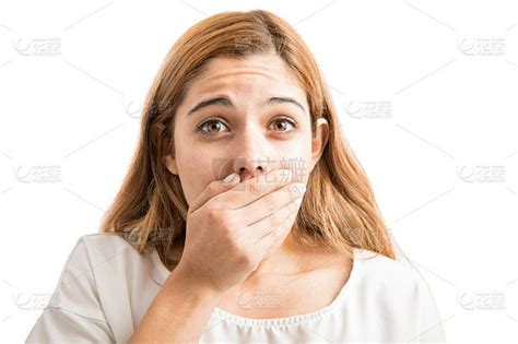 那个女人藏着她的舌头