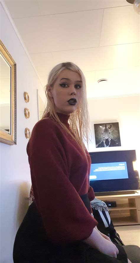 Awk Pose But Thought I Looked Cute Scrolller