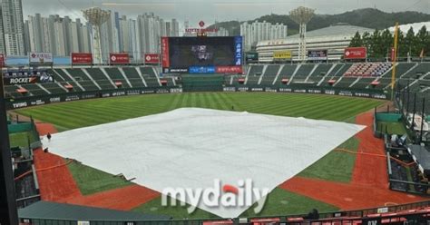 밤새 내린 비가 결국 더블헤더 1차전을 가로막았다롯데 한화 Dh 1차전 우천 취소 오후 5시 Dh 2차전 진행 Md부산
