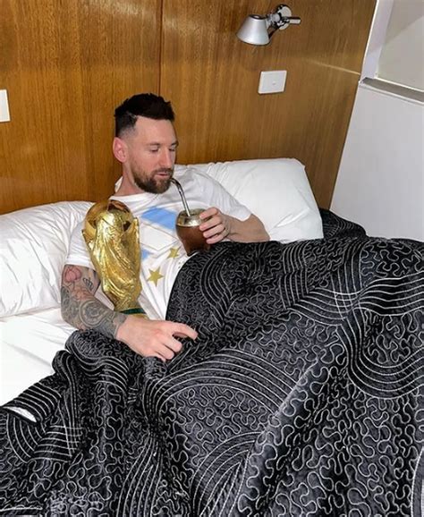 Messi posta foto dormindo a taça da Copa do Mundo