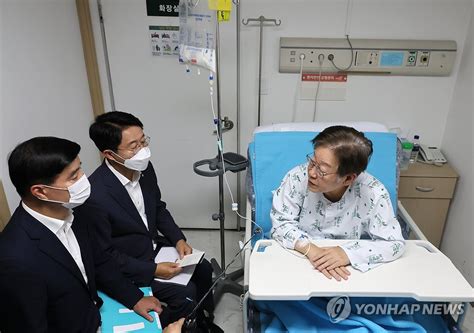 병상에서 강서구청장 선거 현황 보고 받는 이재명 대표 연합뉴스