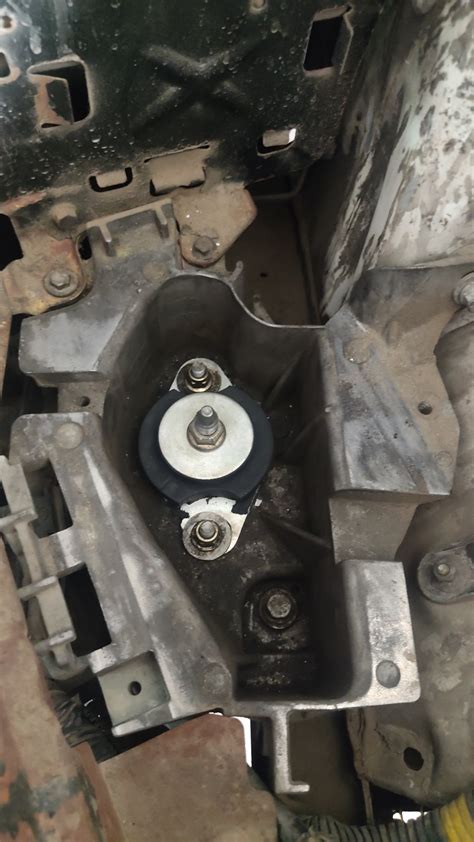 Замена опор двигателя Рено Симбол 1.4 16В 2006 — Renault Symbol, 1,4 л ...