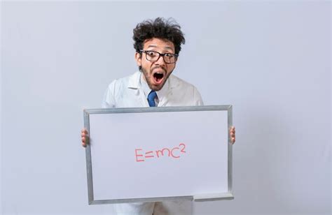 Scientifique Tient Et Pointe Vers Un Tableau Blanc Avec Une Formule