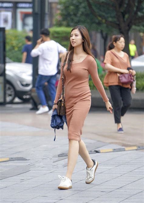 路人街拍穿黑背心的小姐姐很美秀修长美腿的小姐姐敢扭头吗