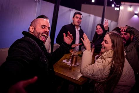 Grupo De Amigos Dançando Na Discoteca Foto Premium
