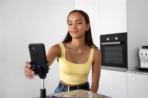 Imágenes de Persona Grabandose Movil Descarga gratuita en Freepik