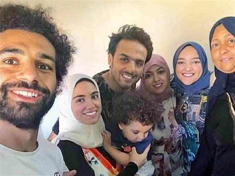 صورة محمد صلاح مع بعض أفراد عائلته تبدد الشائعات التي تلاحقه