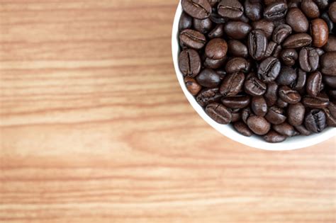 오래된 갈색 나무 질감 배경에 흰색 머그잔에 커피 콩 복사 공간 0명에 대한 스톡 사진 및 기타 이미지 0명 갈색 구이 Istock