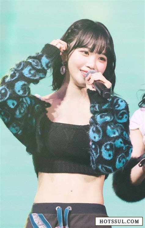 무대 위 르세라핌 김채원 크롭 민소매 개미허리