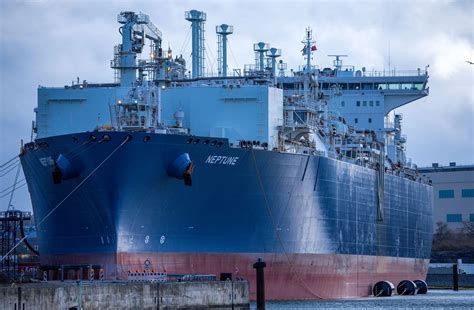 Schwimmendes Lng Terminal „neptune“ Wird Verlegt