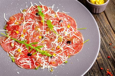 소박한 나무 배경 상단과 측면 둥근 접시에 염소 치즈와 캐비어 냉햄을 곁들인 대리석 쇠고기의 전채 스트로가니나 0명에 대한 스톡 사진 및 기타 이미지 Istock