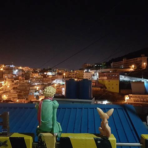 이른 새벽 쓸쓸히 멍 때리는 어란왕자 해가 뜨면 언제나 그렇듯이 수 많은 사람들이 어깨동무하고 사진을 찍겠지 또 해가 지면 쓸쓸해지고 그래 어차피 인생은 혼자야