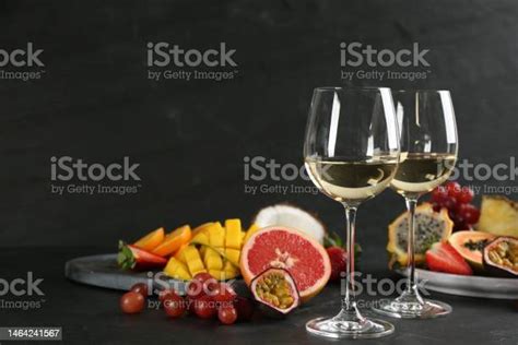맛있는 이국적인 과일과 검은 테이블에 와인 잔 텍스트 공간 과일에 대한 스톡 사진 및 기타 이미지 과일 와인 0명