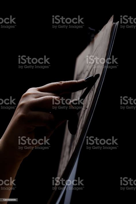 분필로 그림을 그리는 아티스트 검은 색 배경에 대한 종이에 추상적 인 손 페인팅 35 39세에 대한 스톡 사진 및 기타 이미지