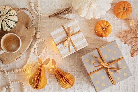 가을 플랫 레이 구성 따뜻한 편안함 스웨터 호박 선물 상자 말린 잎 추수 감사절 가을 느린 생활 개념 평면도 복사 공간 10월에 대한 스톡 사진 및 기타 이미지 Istock