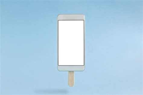 파란색 배경 아이스크림 막대기로 흰색 스마트폰 음식과 기술 창조적인 개념입니다 개념에 대한 스톡 사진 및 기타 이미지 개념