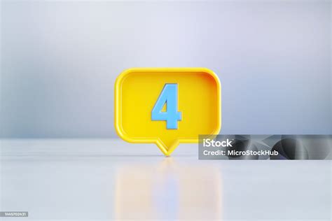 노란색 말풍선 모양 파란색 숫자 4가 은색 초점이 흐려진 배경 앞에 앉아 있다 4에 대한 스톡 사진 및 기타 이미지 4 0