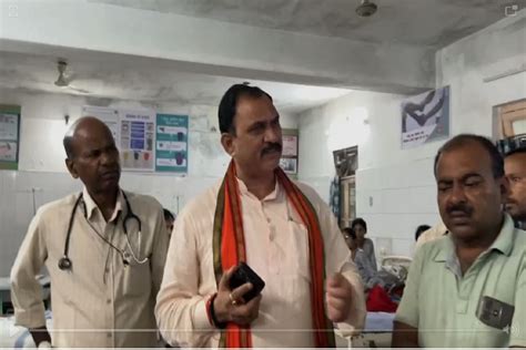 स्वास्थ्य मंत्री श्यामबिहारी जायसवाल ने किया औचक निरीक्षण अस्पताल में सफाई और छत की रिपेयरिंग