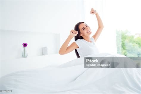 사랑 스러운 매력적인 아름 다운 좋은 스트레이트 머리 세련 된 여자 각 성 현대 빛 화이트 인테리어에 휴가에 침대에서 머물고 가리기에 대한 스톡 사진 및 기타 이미지