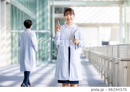 白衣を着た女性の写真素材 96294370 PIXTA