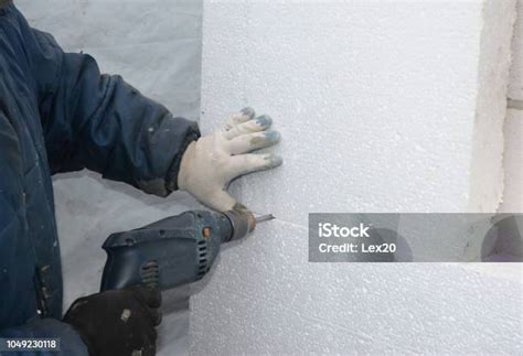 엄밀한 절연 거품 보드를 벽에 앵커를 설치 하기 위한 시추 빌더 까다로운 거품 절연 콘크리트 벽에 첨부 하는 방법 폴리우레탄에 대한 스톡 사진 및 기타 이미지 Istock