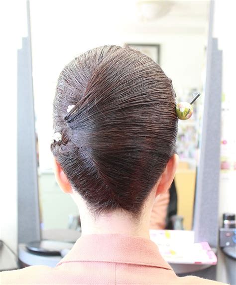 Perfect Amount If Hairspray Crunchy Roll Hairstyle Bouffant Hair