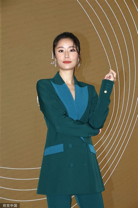 林心如穿西装小秀性感 对镜挥手气质优雅端庄大方 搜狐大视野 搜狐新闻