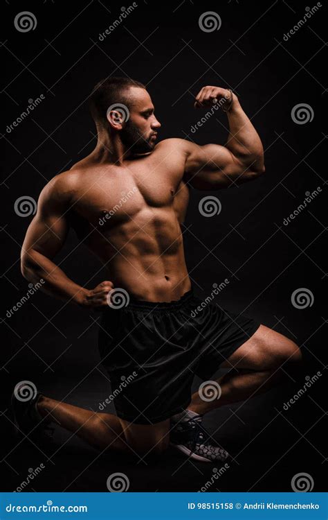 Ein Sch Ner Muskul Ser Sexy Mann Auf Einem Schwarzen Hintergrund Ein