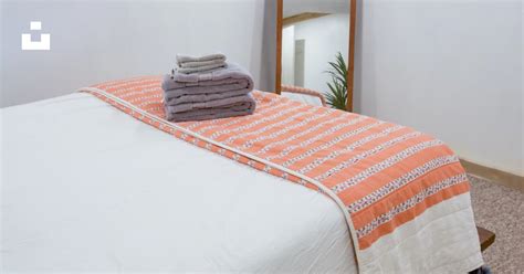 흰색과 빨간색 침대 린넨 사진 Unsplash의 무료 실내 이미지
